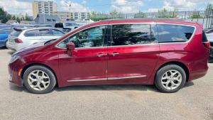 Red Chrysler Pacifica 2017 in Ukmerge, with an engine capacity of 3.61 L and mileage of 238 thousand km for 7700 €, photo 7 on AUTOMOTO.COM.LV