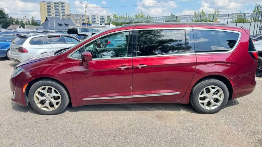 Red Chrysler Pacifica 2017 in Ukmerge, with an engine capacity of 3.61 L and mileage of 238 thousand km for 7700 €, photo 7 on AUTOMOTO.COM.LV