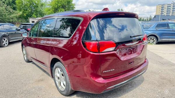 Red Chrysler Pacifica 2017 in Ukmerge, with an engine capacity of 3.61 L and mileage of 238 thousand km for 7700 €, photo 7 on AUTOMOTO.COM.LV