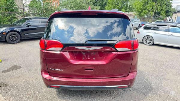 Red Chrysler Pacifica 2017 in Ukmerge, with an engine capacity of 3.61 L and mileage of 238 thousand km for 7700 €, photo 8 on AUTOMOTO.COM.LV