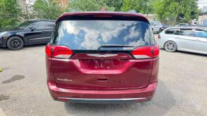 Red Chrysler Pacifica 2017 in Ukmerge, with an engine capacity of 3.61 L and mileage of 238 thousand km for 7700 €, photo 9 on AUTOMOTO.COM.LV