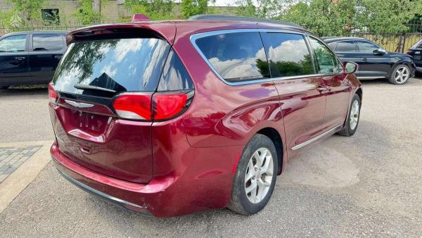 Red Chrysler Pacifica 2017 in Ukmerge, with an engine capacity of 3.61 L and mileage of 238 thousand km for 7700 €, photo 9 on AUTOMOTO.COM.LV