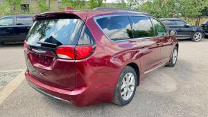 Red Chrysler Pacifica 2017 in Ukmerge, with an engine capacity of 3.61 L and mileage of 238 thousand km for 7700 €, photo 10 on AUTOMOTO.COM.LV