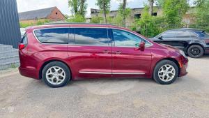 Red Chrysler Pacifica 2017 in Ukmerge, with an engine capacity of 3.61 L and mileage of 238 thousand km for 7700 €, photo 11 on AUTOMOTO.COM.LV