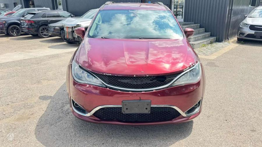Red Chrysler Pacifica 2017 in Ukmerge, with an engine capacity of 3.61 L and mileage of 238 thousand km for 7700 €, photo 12 on AUTOMOTO.COM.LV