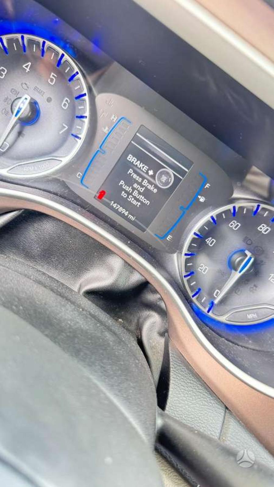 Red Chrysler Pacifica 2017 in Ukmerge, with an engine capacity of 3.61 L and mileage of 238 thousand km for 7700 €, photo 14 on AUTOMOTO.COM.LV