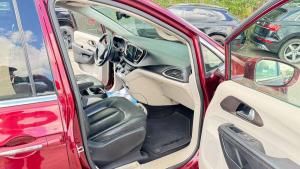 Red Chrysler Pacifica 2017 in Ukmerge, with an engine capacity of 3.61 L and mileage of 238 thousand km for 7700 €, photo 19 on AUTOMOTO.COM.LV