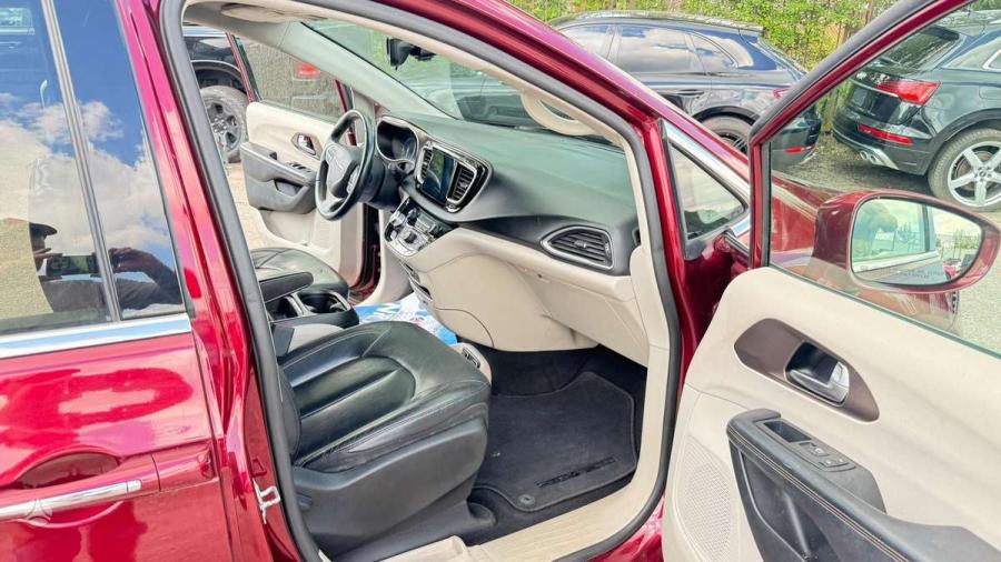 Red Chrysler Pacifica 2017 in Ukmerge, with an engine capacity of 3.61 L and mileage of 238 thousand km for 7700 €, photo 19 on AUTOMOTO.COM.LV