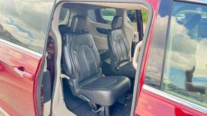 Red Chrysler Pacifica 2017 in Ukmerge, with an engine capacity of 3.61 L and mileage of 238 thousand km for 7700 €, photo 20 on AUTOMOTO.COM.LV