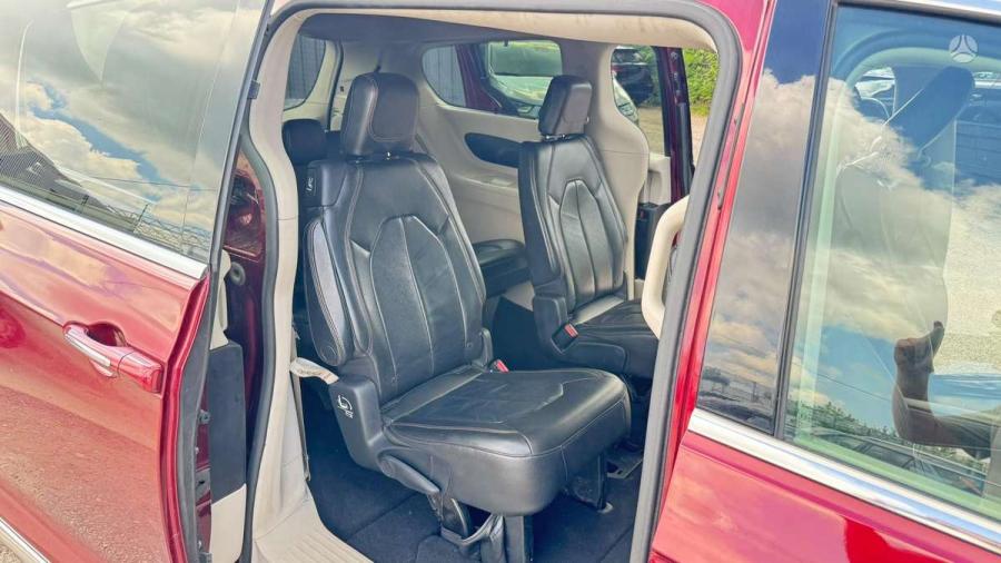 Red Chrysler Pacifica 2017 in Ukmerge, with an engine capacity of 3.61 L and mileage of 238 thousand km for 7700 €, photo 20 on AUTOMOTO.COM.LV