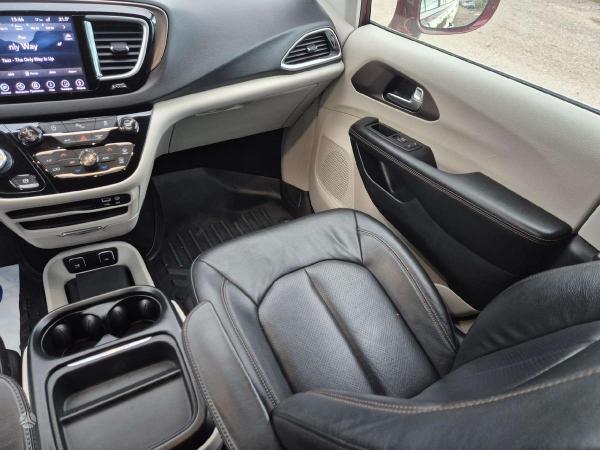Red Chrysler Pacifica 2018 in Siauliai, with an engine capacity of 3.60 L and mileage of 167 thousand km for 15500 €, photo 11 on AUTOMOTO.COM.LV