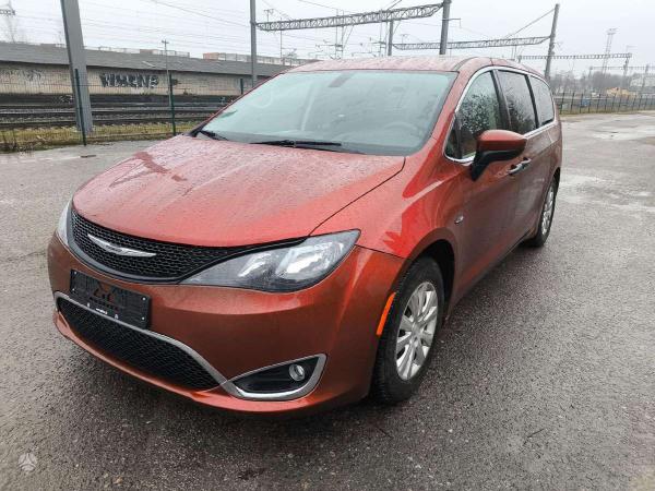 Red Chrysler Pacifica 2018 in Siauliai, with an engine capacity of 3.60 L and mileage of 134 thousand km for 10600 €, photo 1 on AUTOMOTO.COM.LV