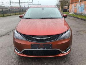 Red Chrysler Pacifica 2018 in Siauliai, with an engine capacity of 3.60 L and mileage of 134 thousand km for 10600 €, photo 2 on AUTOMOTO.COM.LV