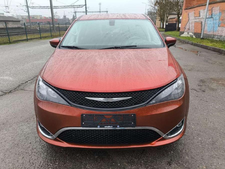 Red Chrysler Pacifica 2018 in Siauliai, with an engine capacity of 3.60 L and mileage of 134 thousand km for 10600 €, photo 2 on AUTOMOTO.COM.LV