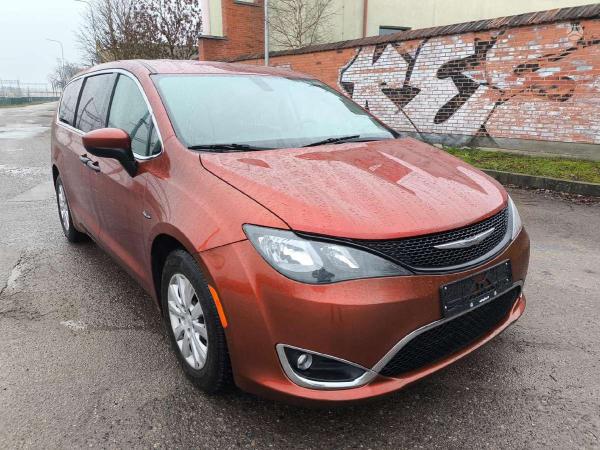 Red Chrysler Pacifica 2018 in Siauliai, with an engine capacity of 3.60 L and mileage of 134 thousand km for 10600 €, photo 3 on AUTOMOTO.COM.LV