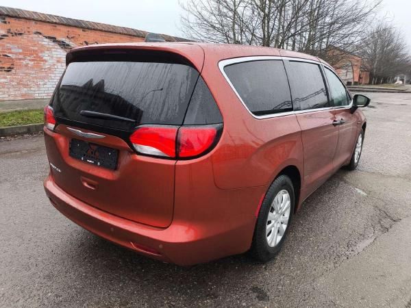 Red Chrysler Pacifica 2018 in Siauliai, with an engine capacity of 3.60 L and mileage of 134 thousand km for 10600 €, photo 4 on AUTOMOTO.COM.LV