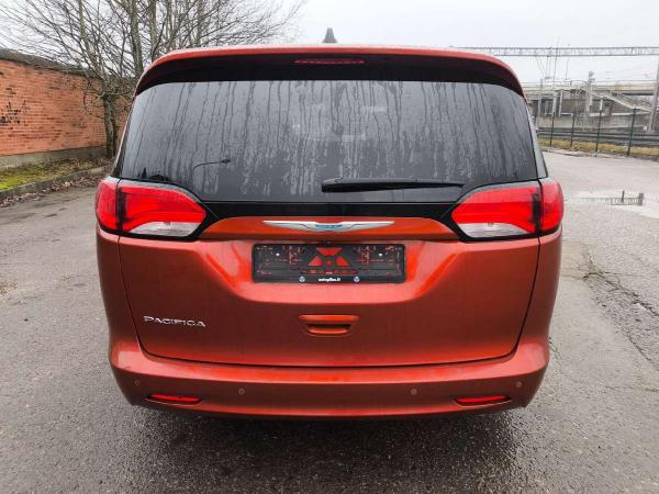 Red Chrysler Pacifica 2018 in Siauliai, with an engine capacity of 3.60 L and mileage of 134 thousand km for 10600 €, photo 5 on AUTOMOTO.COM.LV