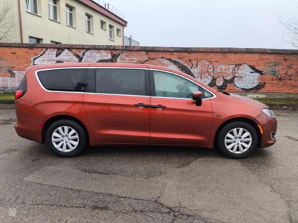 Red Chrysler Pacifica 2018 in Siauliai, with an engine capacity of 3.60 L and mileage of 134 thousand km for 10600 €, photo 7 on AUTOMOTO.COM.LV