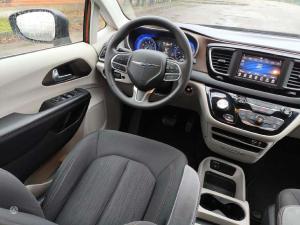 Red Chrysler Pacifica 2018 in Siauliai, with an engine capacity of 3.60 L and mileage of 134 thousand km for 10600 €, photo 9 on AUTOMOTO.COM.LV