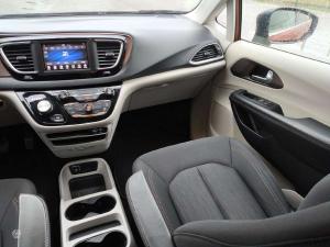 Red Chrysler Pacifica 2018 in Siauliai, with an engine capacity of 3.60 L and mileage of 134 thousand km for 10600 €, photo 10 on AUTOMOTO.COM.LV