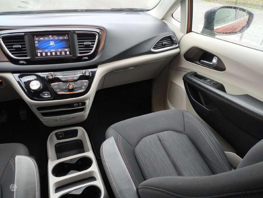 Red Chrysler Pacifica 2018 in Siauliai, with an engine capacity of 3.60 L and mileage of 134 thousand km for 10600 €, photo 10 on AUTOMOTO.COM.LV