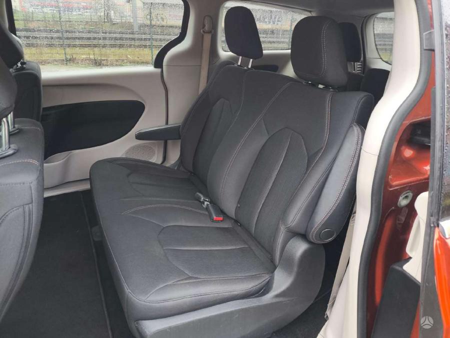 Red Chrysler Pacifica 2018 in Siauliai, with an engine capacity of 3.60 L and mileage of 134 thousand km for 10600 €, photo 15 on AUTOMOTO.COM.LV