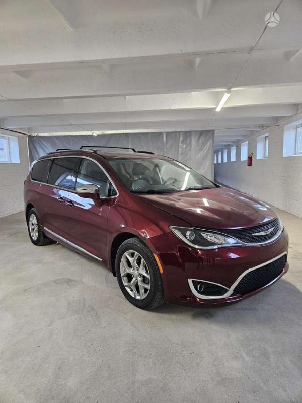 Red Chrysler Pacifica 2018 in Panevezys, with an engine capacity of 3.61 L and mileage of 286 thousand km for 7800 €, photo 1 on AUTOMOTO.COM.LV