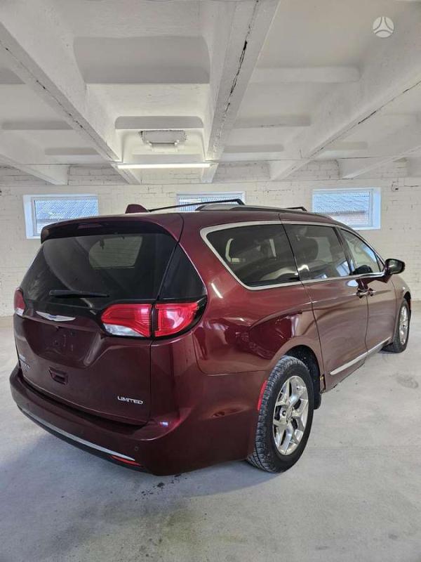 Red Chrysler Pacifica 2018 in Panevezys, with an engine capacity of 3.61 L and mileage of 286 thousand km for 7800 €, photo 3 on AUTOMOTO.COM.LV
