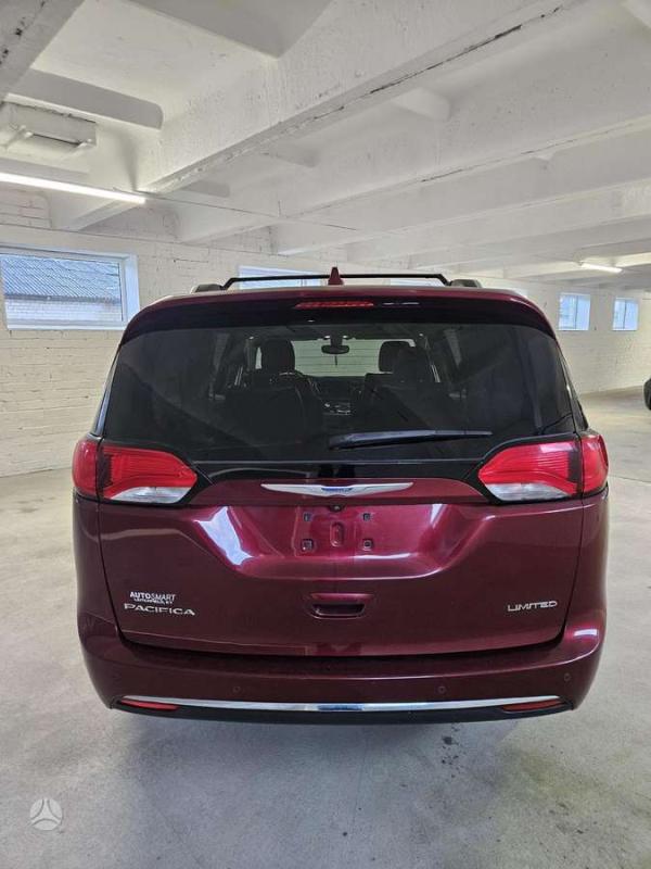 Red Chrysler Pacifica 2018 in Panevezys, with an engine capacity of 3.61 L and mileage of 286 thousand km for 7800 €, photo 4 on AUTOMOTO.COM.LV