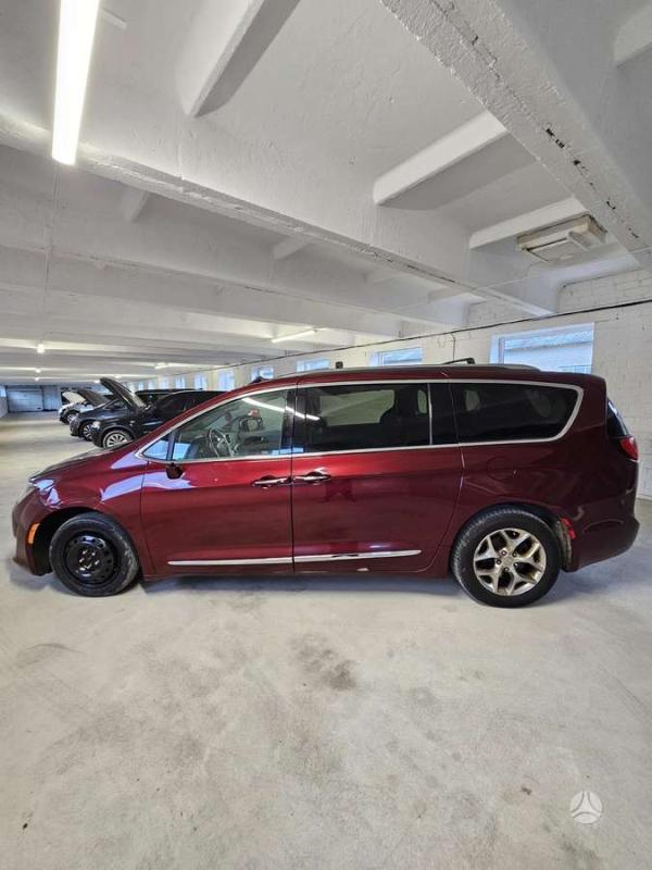 Red Chrysler Pacifica 2018 in Panevezys, with an engine capacity of 3.61 L and mileage of 286 thousand km for 7800 €, photo 6 on AUTOMOTO.COM.LV