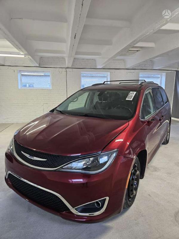 Red Chrysler Pacifica 2018 in Panevezys, with an engine capacity of 3.61 L and mileage of 286 thousand km for 7800 €, photo 7 on AUTOMOTO.COM.LV