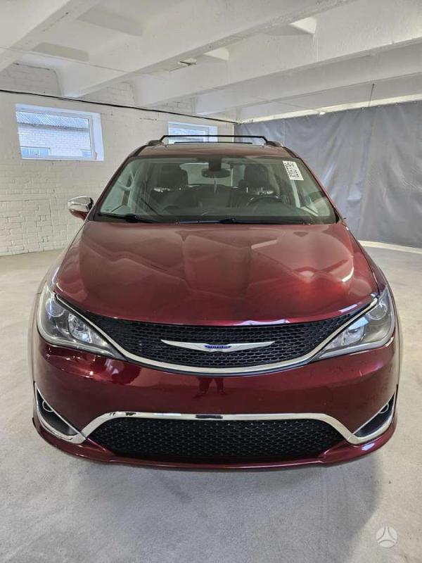 Red Chrysler Pacifica 2018 in Panevezys, with an engine capacity of 3.61 L and mileage of 286 thousand km for 7800 €, photo 8 on AUTOMOTO.COM.LV
