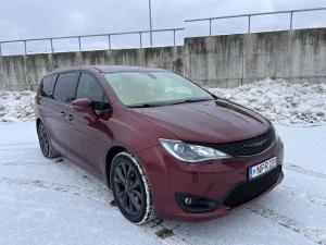 Sarkans Chrysler Pacifica 2018 Viļņa, ar dzinēja tilpumu 3.60 L un nobraukumu 233 tūkst. km par 16500 €, foto  vietnē AUTOMOTO.COM.LV