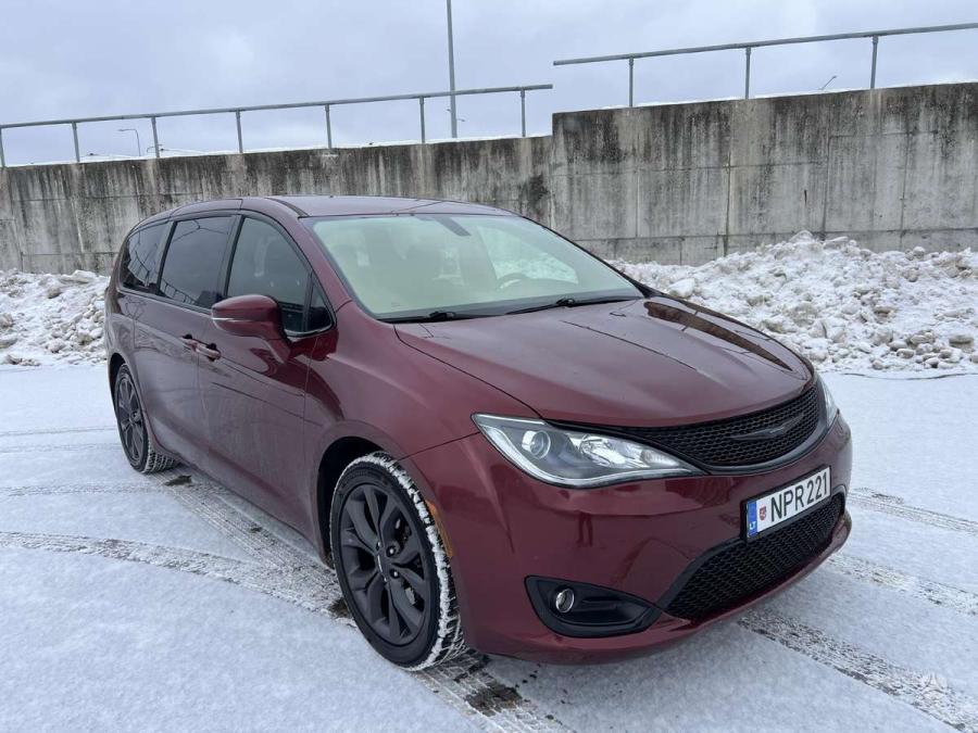 Red Chrysler Pacifica 2018 in Vilnius, with an engine capacity of 3.60 L and mileage of 233 thousand km for 16500 €, photo 1 on AUTOMOTO.COM.LV