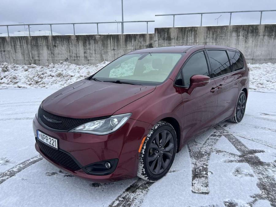 Red Chrysler Pacifica 2018 in Vilnius, with an engine capacity of 3.60 L and mileage of 233 thousand km for 16500 €, photo 2 on AUTOMOTO.COM.LV