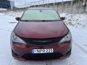 Red Chrysler Pacifica 2018 in Vilnius, with an engine capacity of 3.60 L and mileage of 233 thousand km for 16500 €, photo 3 on AUTOMOTO.COM.LV