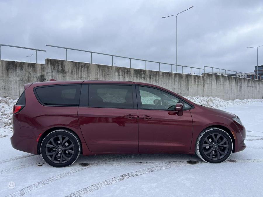 Red Chrysler Pacifica 2018 in Vilnius, with an engine capacity of 3.60 L and mileage of 233 thousand km for 16500 €, photo 4 on AUTOMOTO.COM.LV