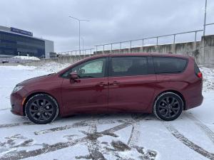 Red Chrysler Pacifica 2018 in Vilnius, with an engine capacity of 3.60 L and mileage of 233 thousand km for 16500 €, photo 5 on AUTOMOTO.COM.LV