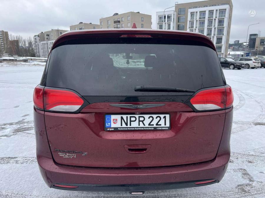 Red Chrysler Pacifica 2018 in Vilnius, with an engine capacity of 3.60 L and mileage of 233 thousand km for 16500 €, photo 6 on AUTOMOTO.COM.LV