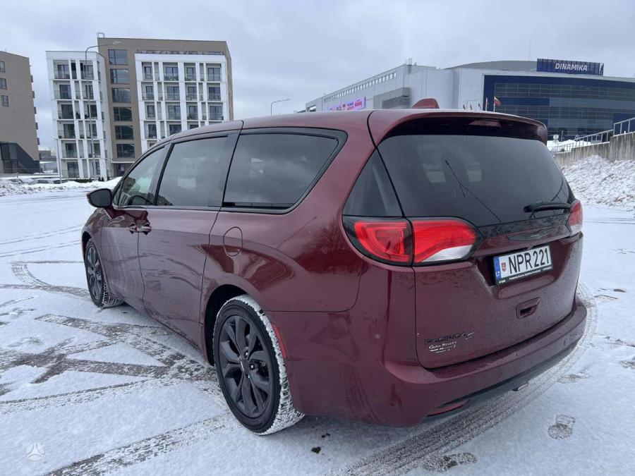 Red Chrysler Pacifica 2018 in Vilnius, with an engine capacity of 3.60 L and mileage of 233 thousand km for 16500 €, photo 7 on AUTOMOTO.COM.LV