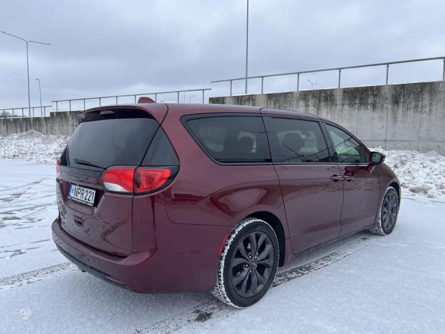 Red Chrysler Pacifica 2018 in Vilnius, with an engine capacity of 3.60 L and mileage of 233 thousand km for 16500 €, photo 8 on AUTOMOTO.COM.LV