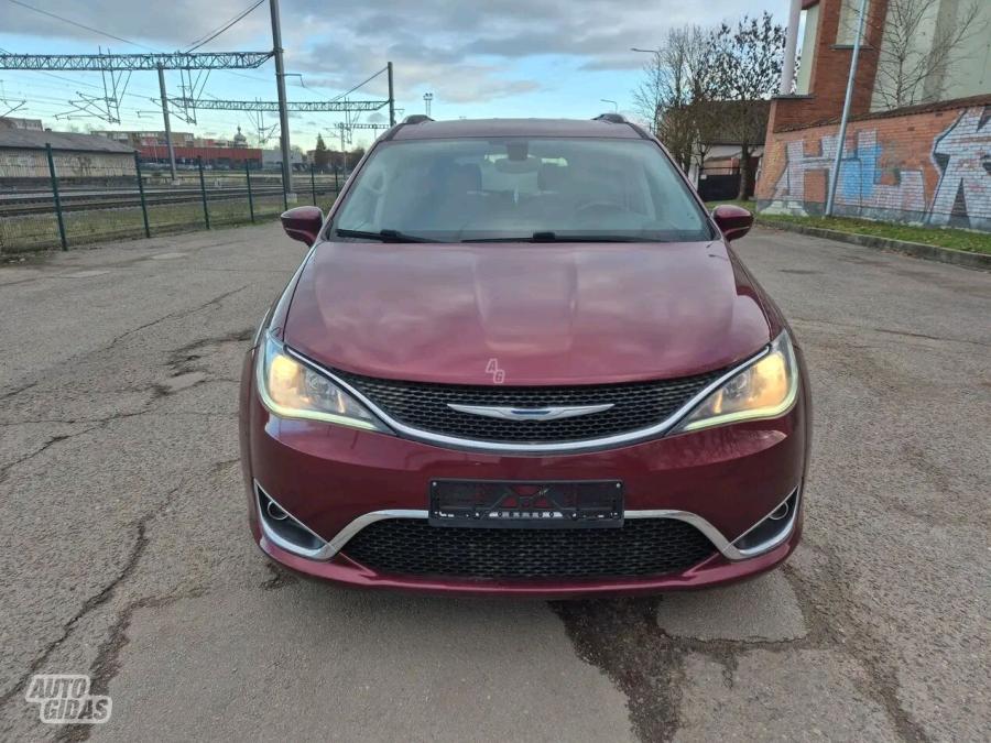 Sarkans Chrysler Pacifica 2018 Šauļi, ar dzinēja tilpumu 3.60 L un nobraukumu 167 tūkst. km par 14500 €, foto 3 vietnē AUTOMOTO.COM.LV