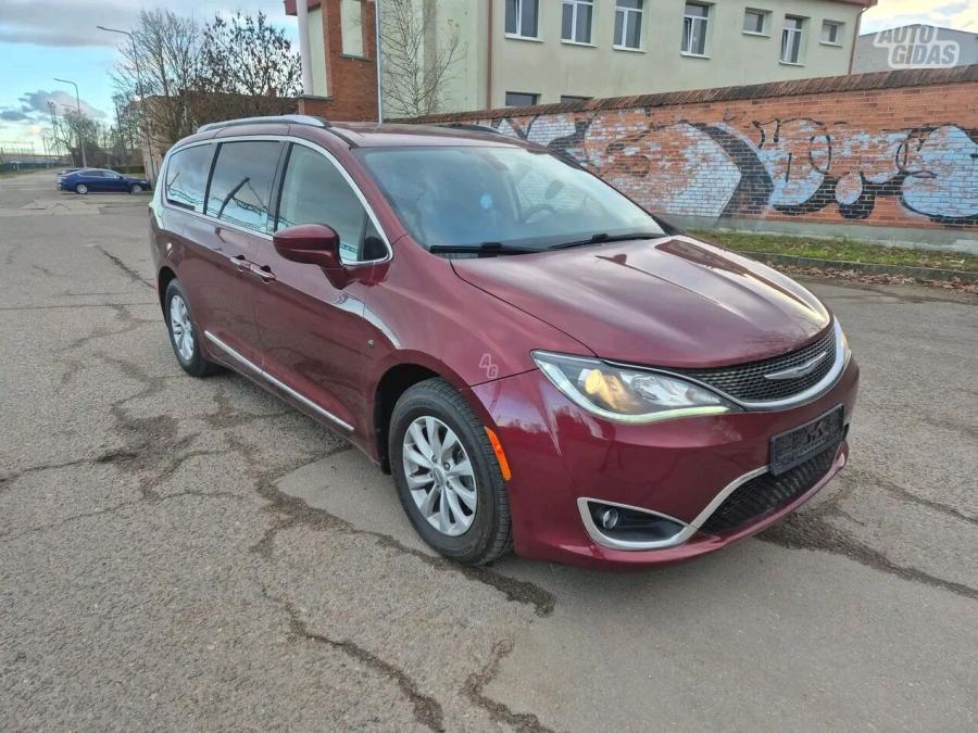 Sarkans Chrysler Pacifica 2018 Šauļi, ar dzinēja tilpumu 3.60 L un nobraukumu 167 tūkst. km par 14500 €, foto 4 vietnē AUTOMOTO.COM.LV