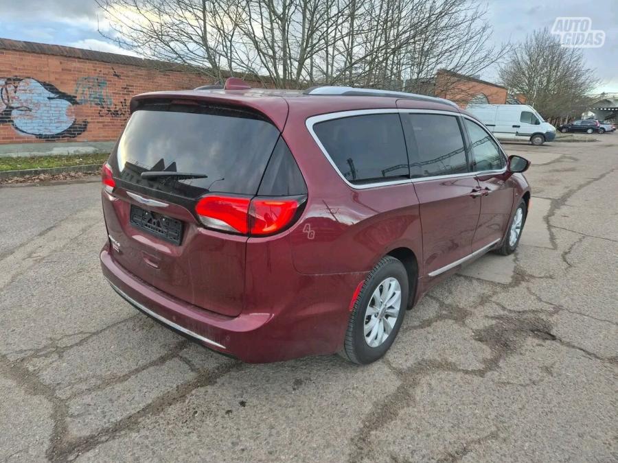 Sarkans Chrysler Pacifica 2018 Šauļi, ar dzinēja tilpumu 3.60 L un nobraukumu 167 tūkst. km par 14500 €, foto 5 vietnē AUTOMOTO.COM.LV