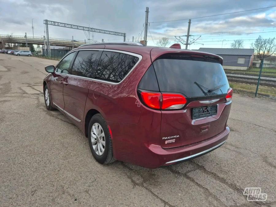 Sarkans Chrysler Pacifica 2018 Šauļi, ar dzinēja tilpumu 3.60 L un nobraukumu 167 tūkst. km par 14500 €, foto 7 vietnē AUTOMOTO.COM.LV