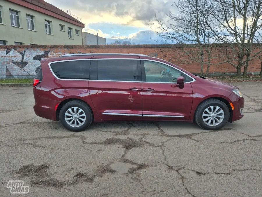 Sarkans Chrysler Pacifica 2018 Šauļi, ar dzinēja tilpumu 3.60 L un nobraukumu 167 tūkst. km par 14500 €, foto 8 vietnē AUTOMOTO.COM.LV