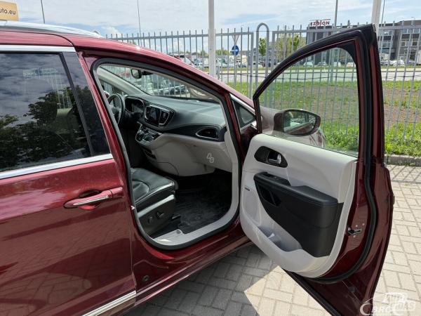Red Chrysler Pacifica 2018 in Avizieniai, with an engine capacity of 3.60 L and mileage of 212 thousand km for 17000 €, photo 3 on AUTOMOTO.COM.LV