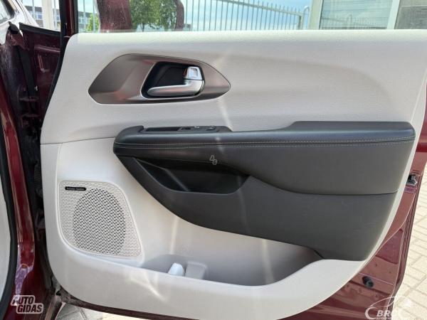 Red Chrysler Pacifica 2018 in Avizieniai, with an engine capacity of 3.60 L and mileage of 212 thousand km for 17000 €, photo 4 on AUTOMOTO.COM.LV