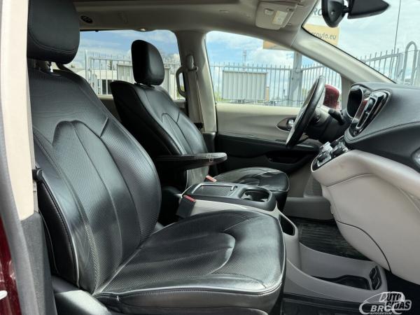 Red Chrysler Pacifica 2018 in Avizieniai, with an engine capacity of 3.60 L and mileage of 212 thousand km for 17000 €, photo 6 on AUTOMOTO.COM.LV