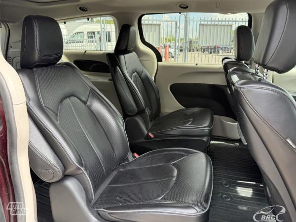 Red Chrysler Pacifica 2018 in Avizieniai, with an engine capacity of 3.60 L and mileage of 212 thousand km for 17000 €, photo 7 on AUTOMOTO.COM.LV